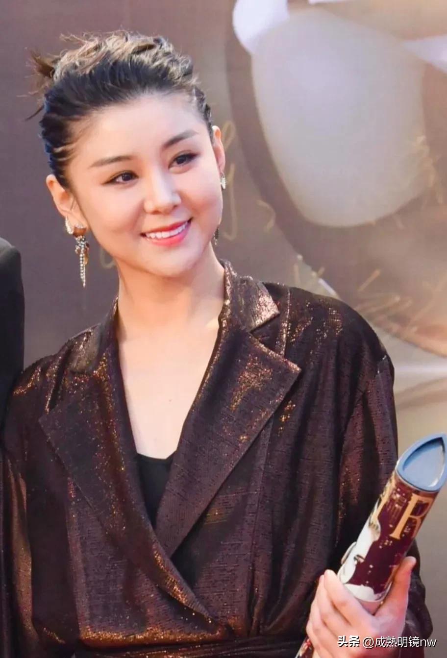 Li Xiaomeng, Wang Lei's wife, intellectual and elegant, gentle, dignified and generous photo - iNEWS