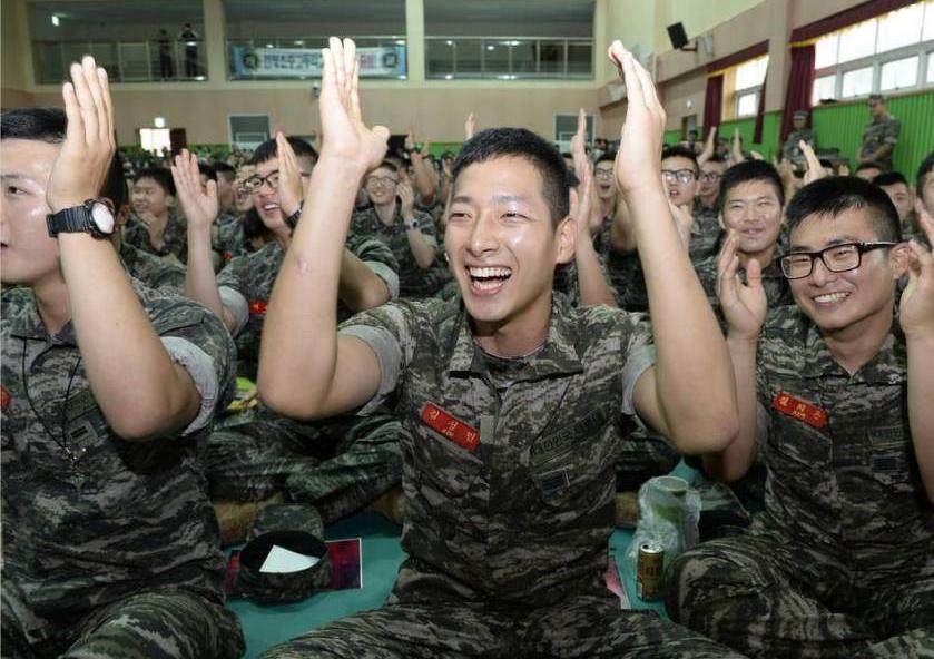 The soldiers of the Korean women's army barracks knelt down and begged ...