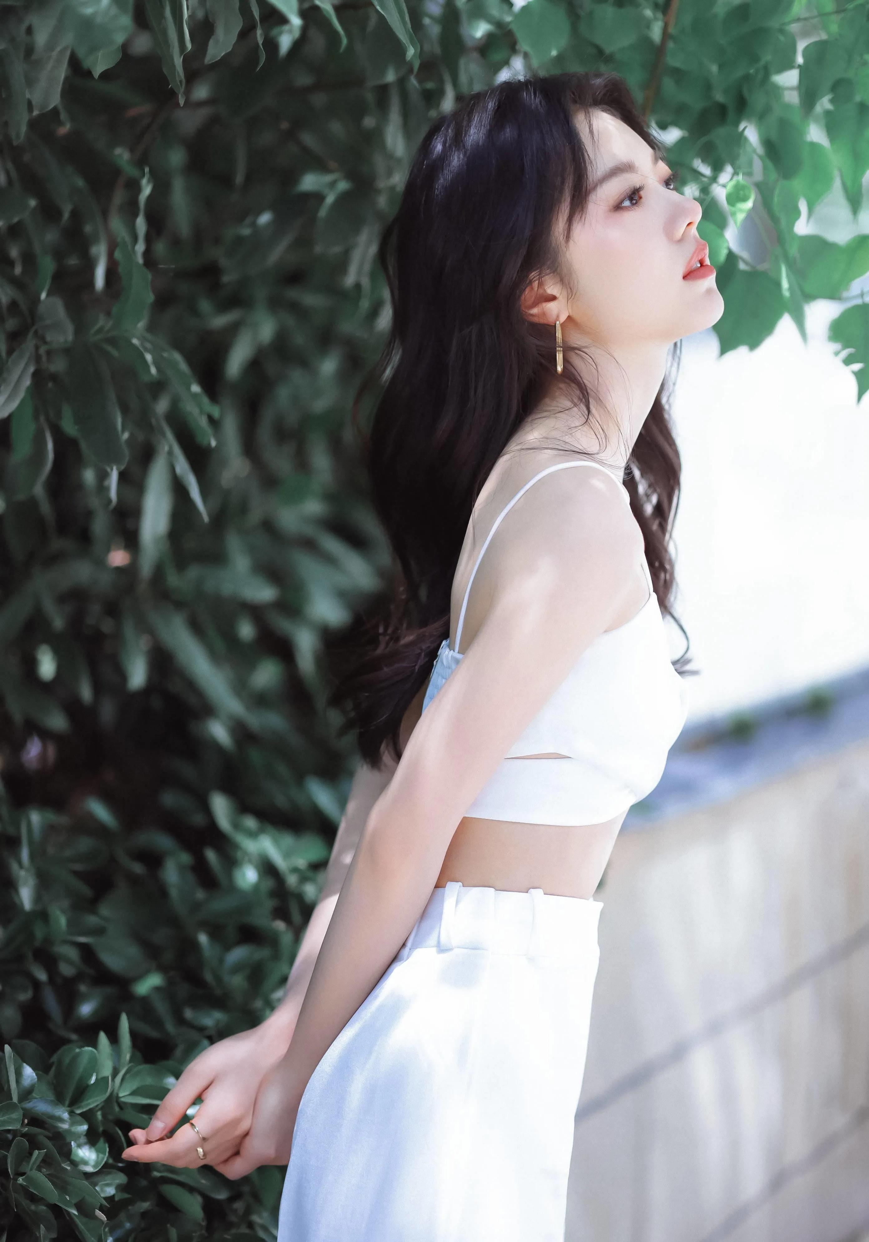 Zhao Jinmai is pretty and smart, exuding youthful vigor and vigor, and ...