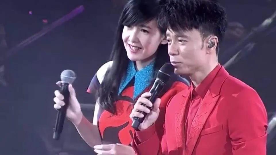 Why is Zhou Huimin sandwiched between the Polaroid twin stars, Keqin Li ...