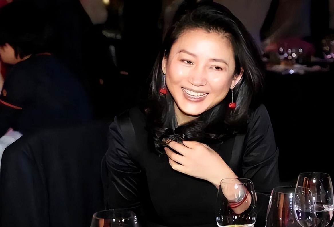 Wang Xiaoya's 55-year-old cliff-like aging! Wearing a black dress with a thick back and a waist ...