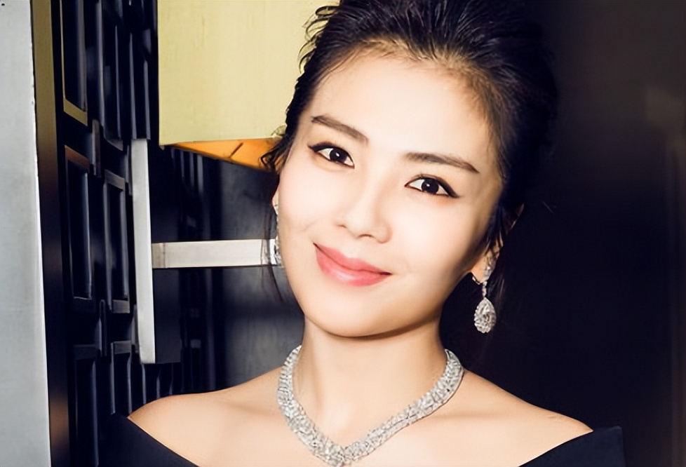 The 41-year-old Liu Tao was hugged by Wang Zijian's public princess, who noticed his hand ...