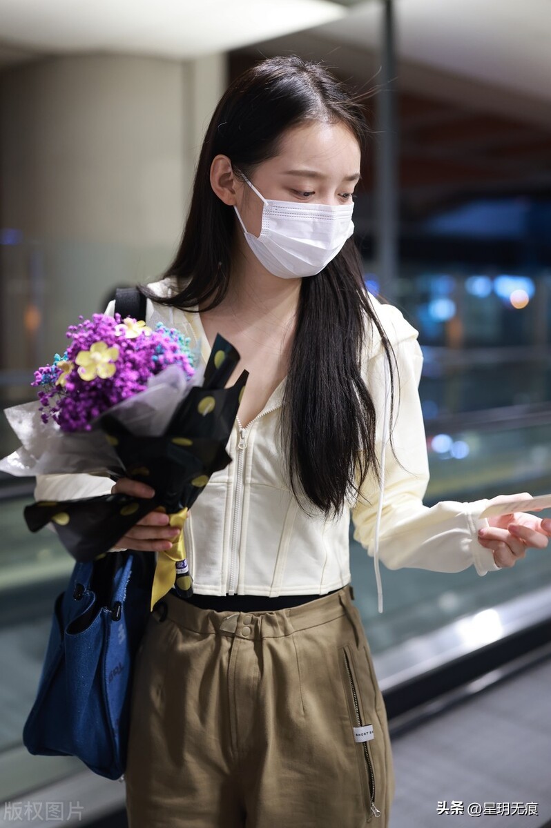 Sun Yihan arrived at Shanghai Airport, holding a purple bouquet ...