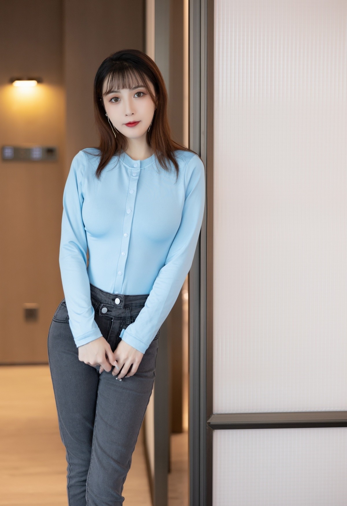 Model Lin Xinglan in a light blue top with dark jeans - iNEWS