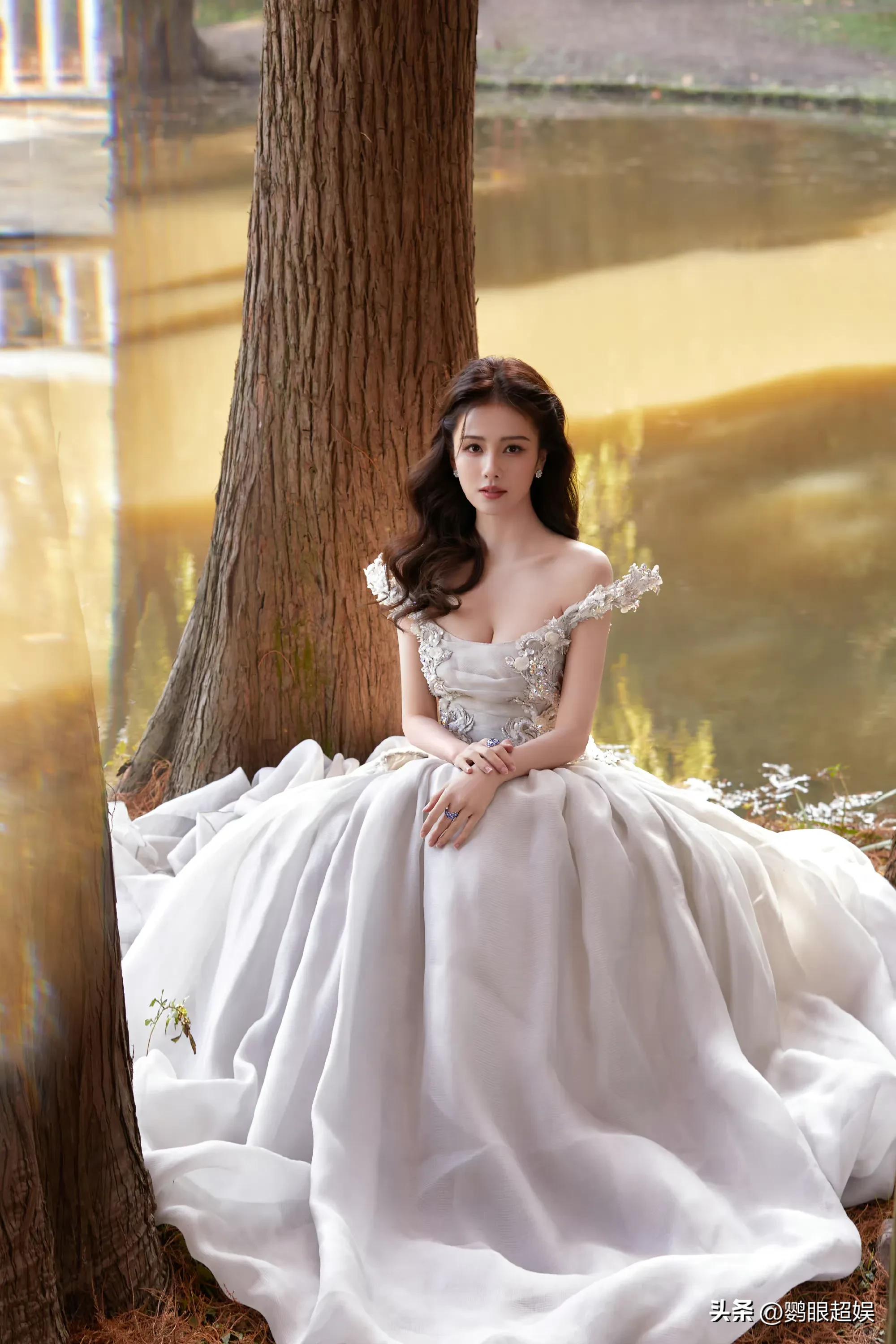 The photo of Bailu's latest tube top dress, the princess in the castle ...