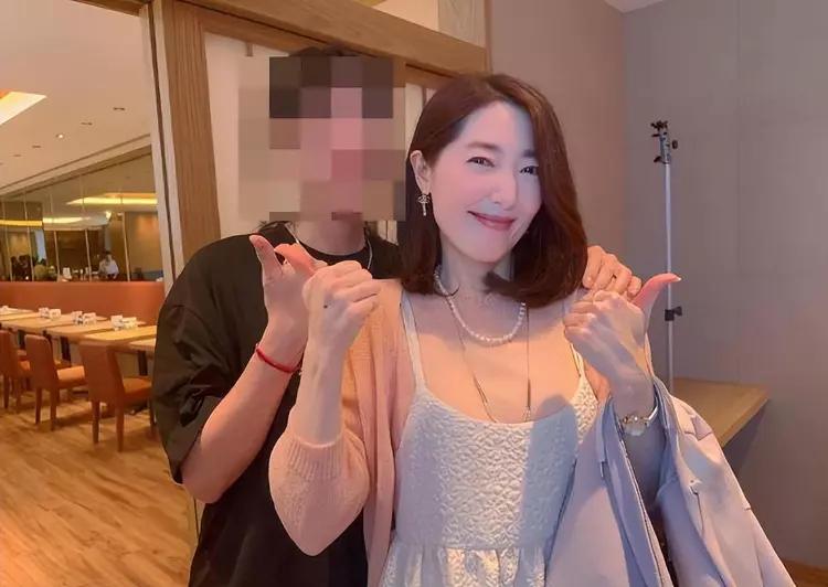 47-year-old Yang Simin showed up, maintained a weight of 43 kilograms, was beautiful and ...