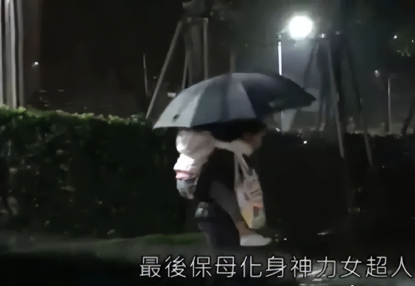 Wang Xiaofei's daughter, Xiao Yueer, cried on the side of the road in ...