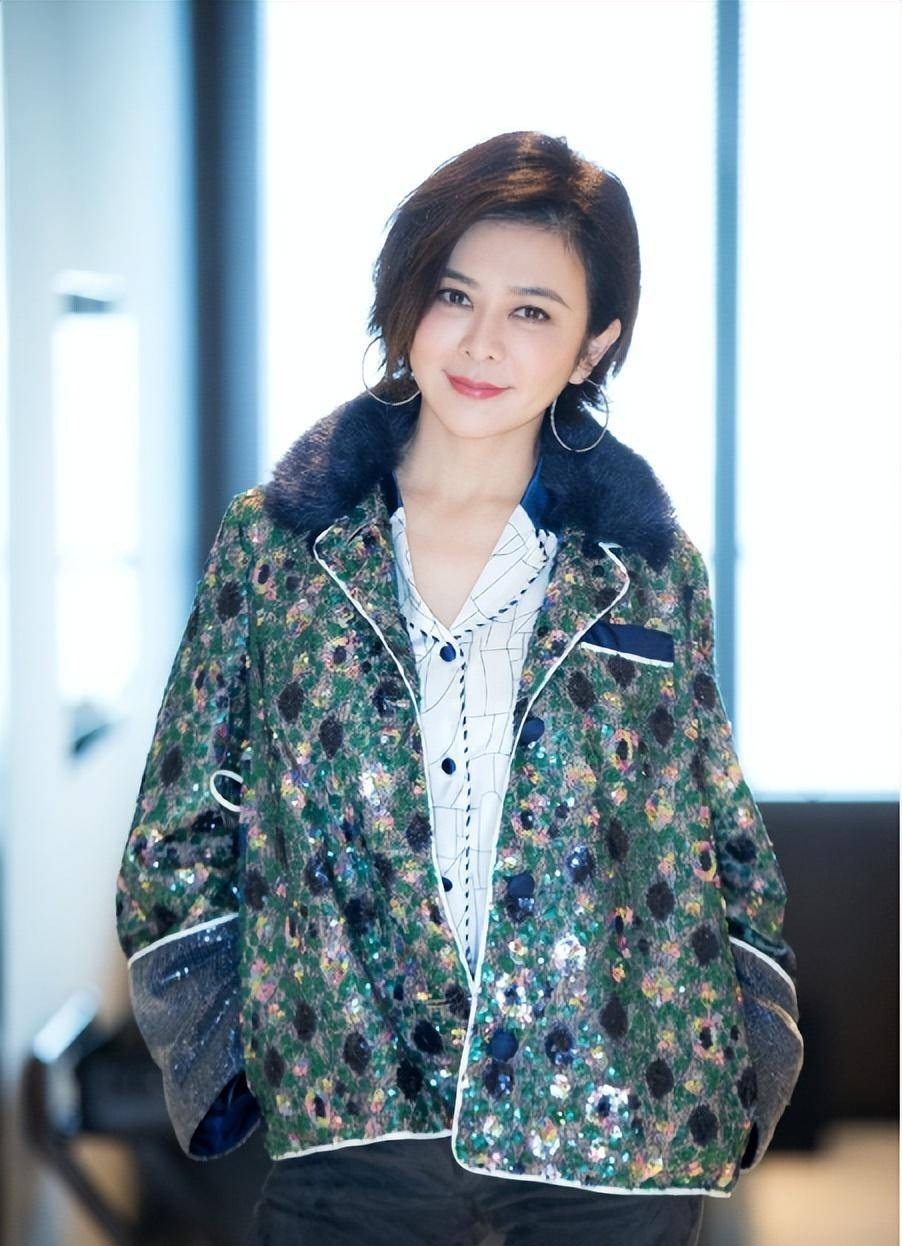 Rosamund Kwan shows off the night view of her 150 million mansion ...