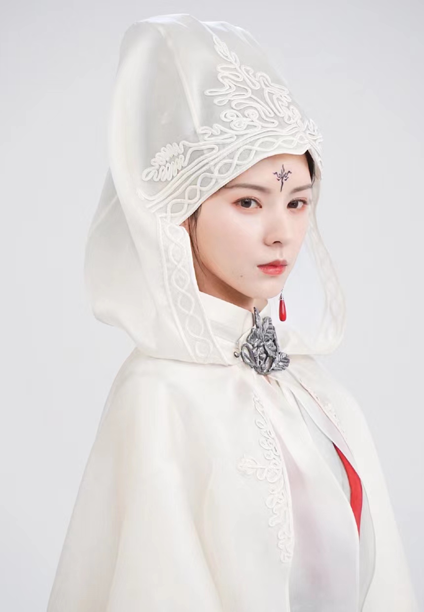 Zhang Yuxi feels cold about the fashion style of Feng Lixue in white ...