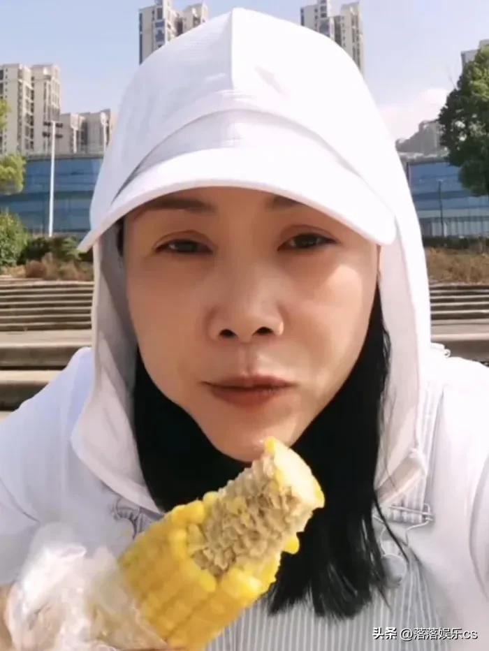 Tian Zhen wore a suspender skirt to visit roadside stalls, squatted on ...