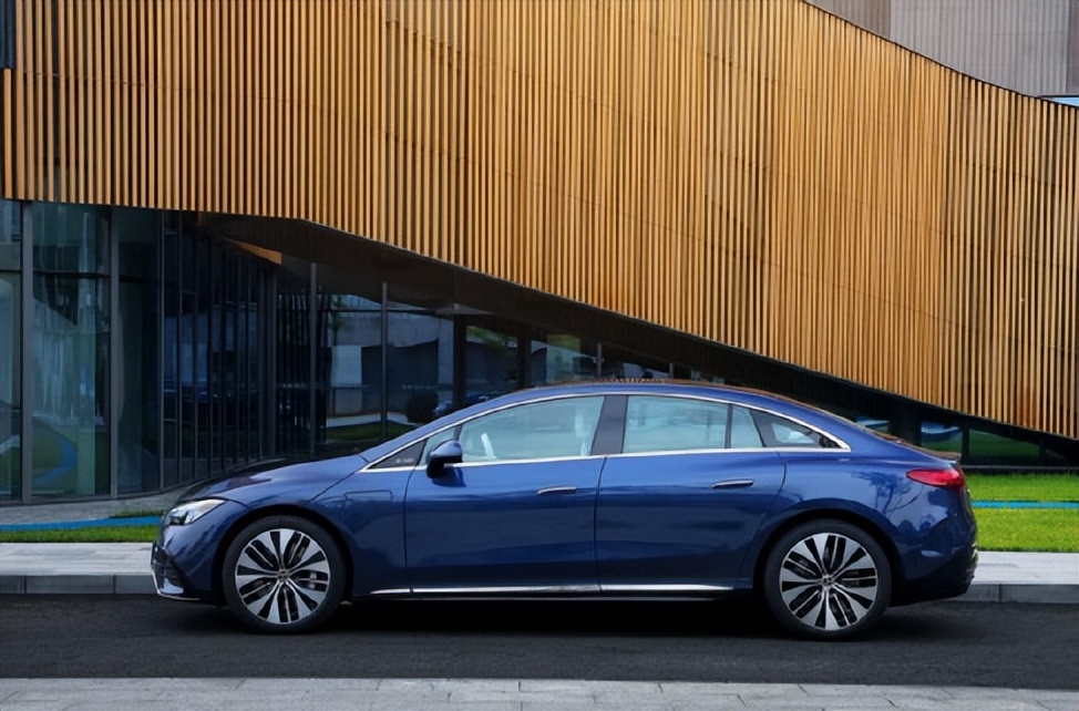 Sales lost to ET7? Price cuts can't save the old-school EQE - iMedia