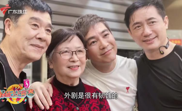 "Foreign Daughter-in-law Local Lang" Kang Bo's three sons bid farewell ...