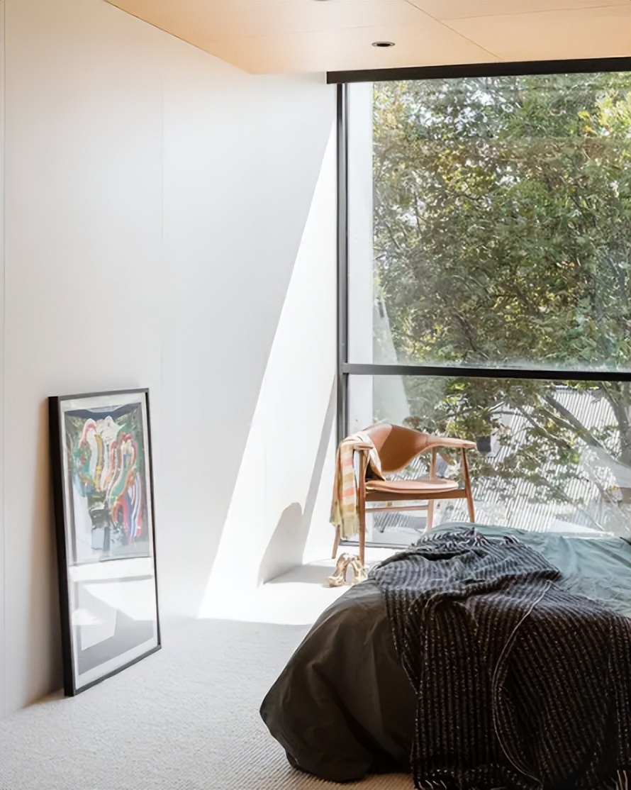 The "light and shadow game" in the apartment combines movement and ...