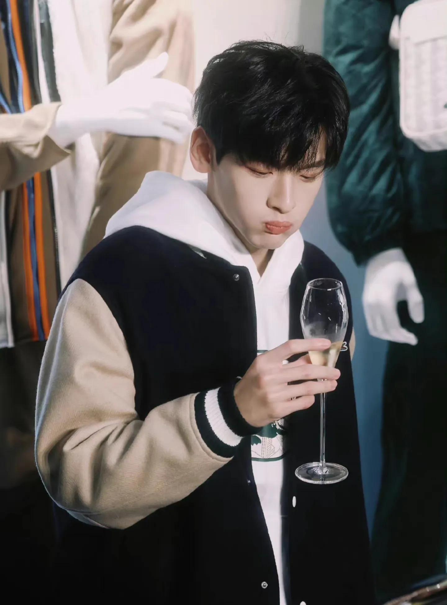 Zhai Xiaowen's autumn styling is full of atmosphere - iNEWS