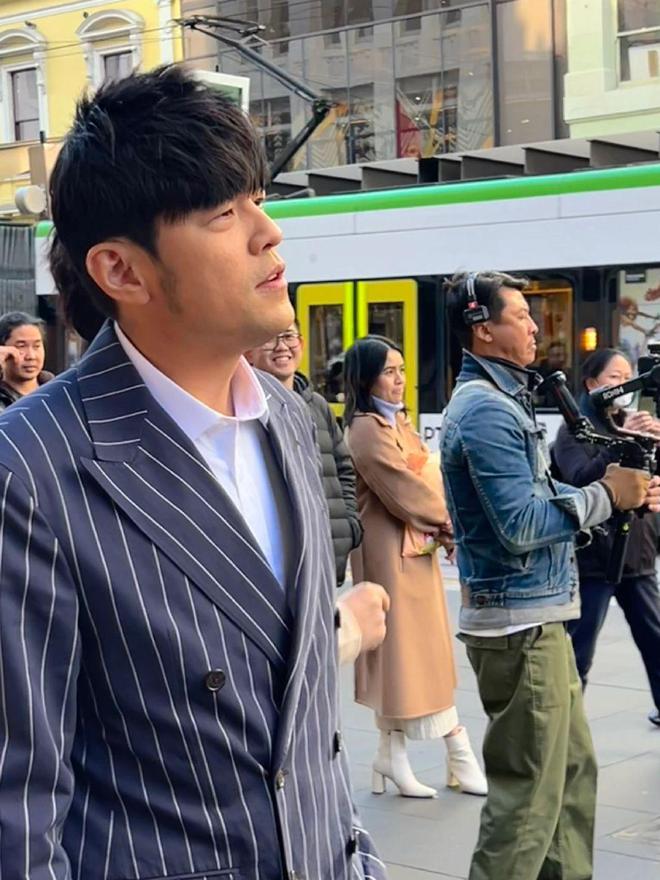 "Shocking! Jay Chou appeared on the street to record a new variety show ...