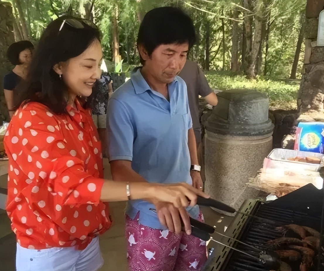 Niu Li and her husband have a picnic in the park. At the age of 49, she ...