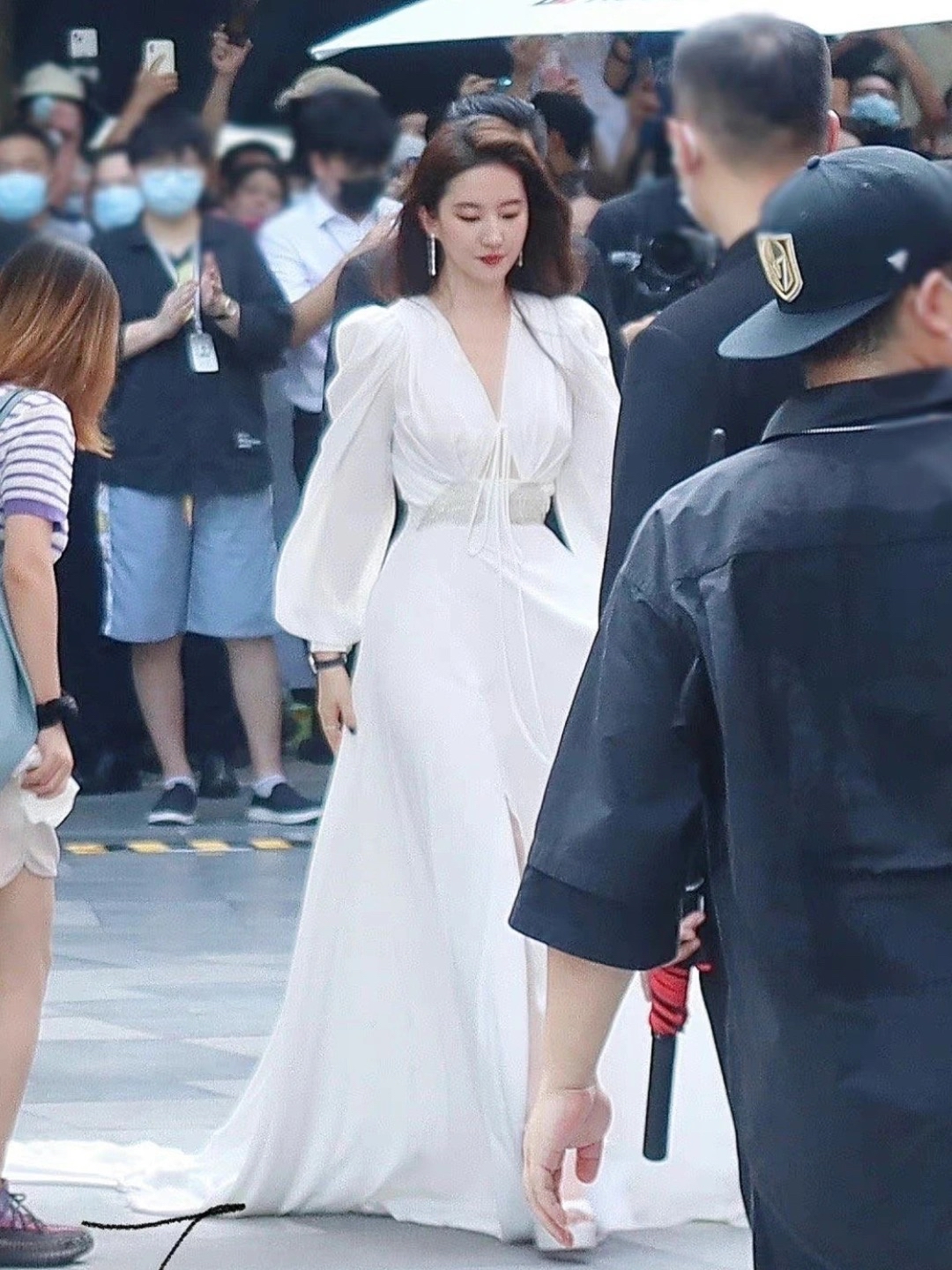 Finally saw Liu Yifei's true "face", her skin was firm and fair, and ...