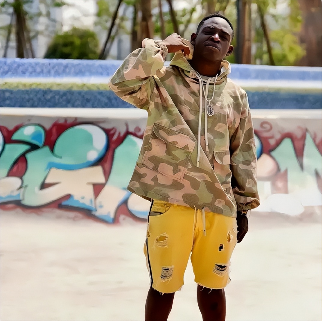 He is from Ghana, Africa. Artist Li Kui, a black man, married a beautiful woman from Chengdu and ...