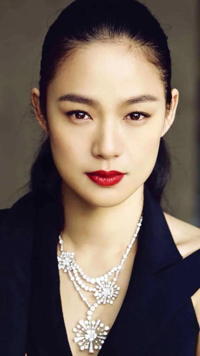 10 Female Celebrities With Flat Faces, But More and More - iNEWS