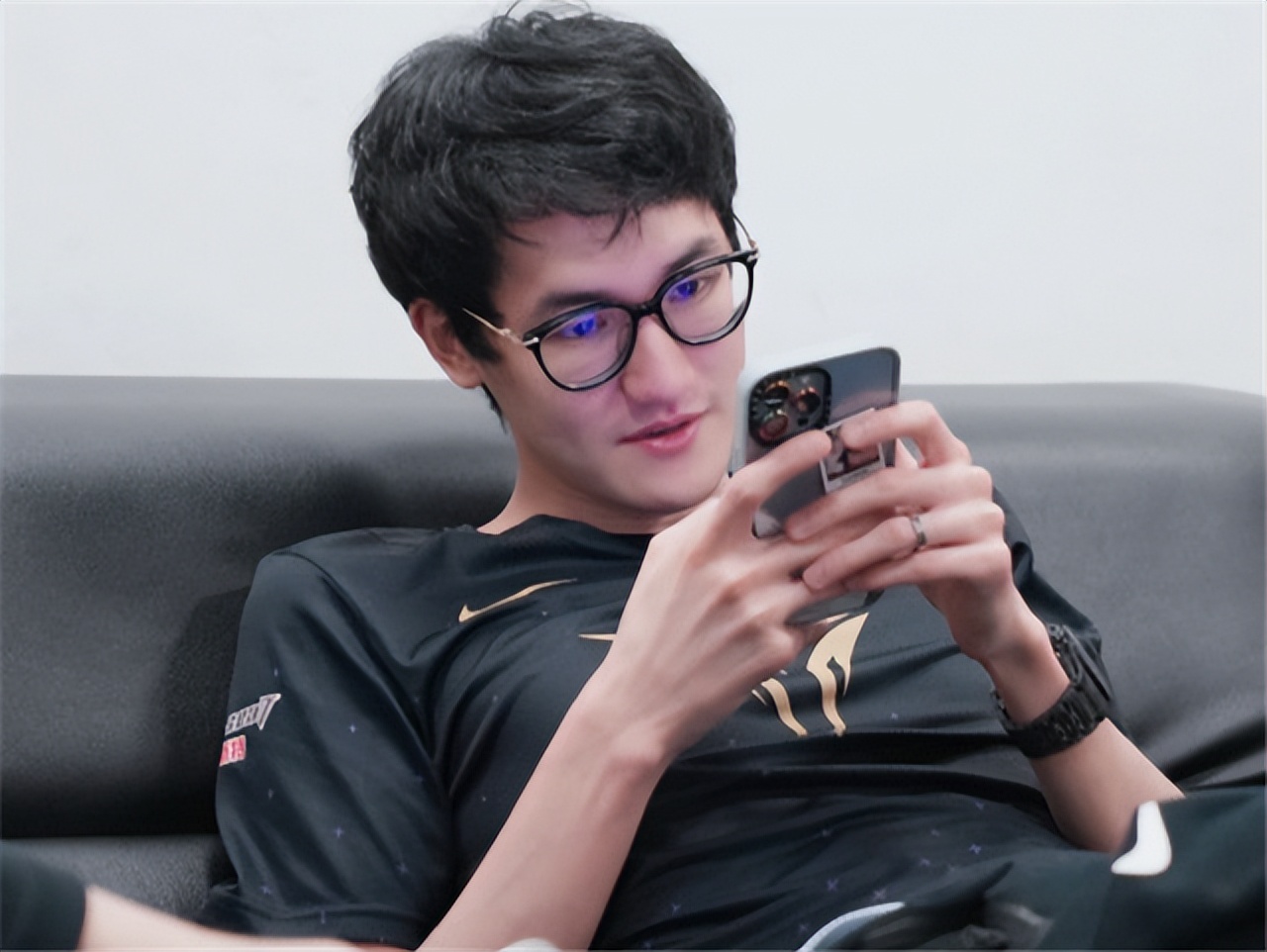 karsa被LPL紀錄片整怕了：以後再不會當着鏡頭噴人，小熊攤手沒了 - 資訊咖