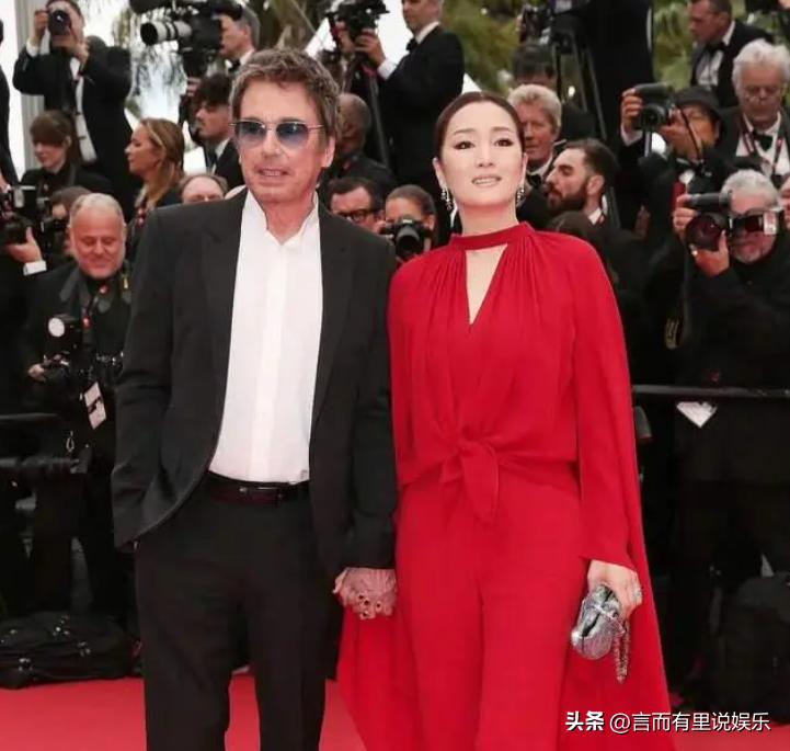 Gong Li and his wife walked the red carpet holding hands. The 75-year ...
