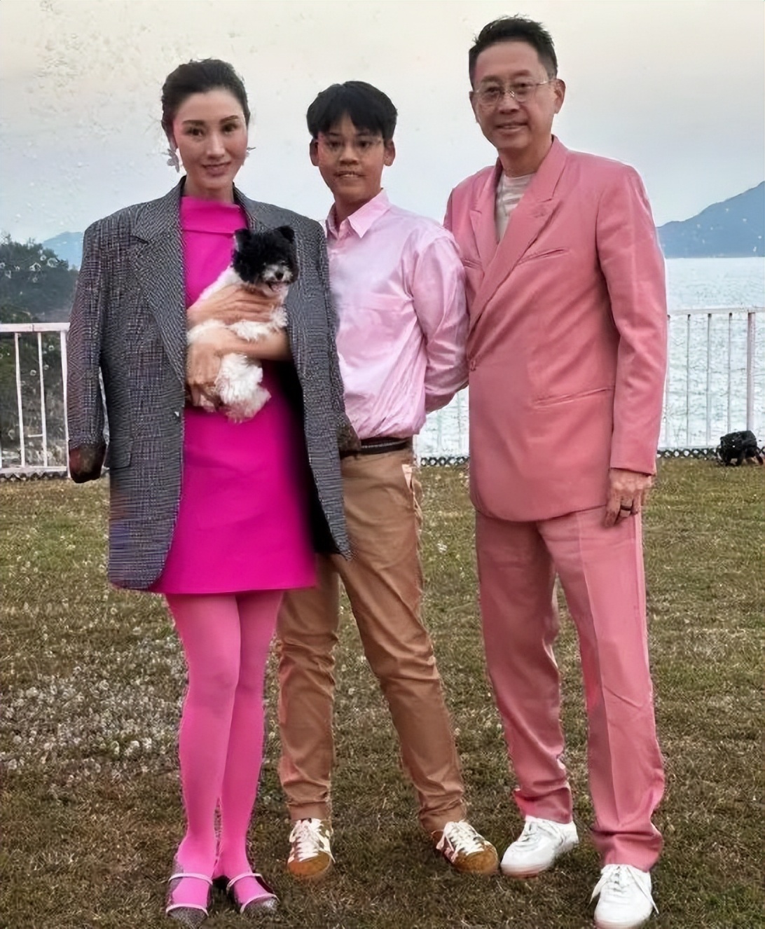 Li Jiaxin posted a family portrait. At the age of 52, she wore a gray ...