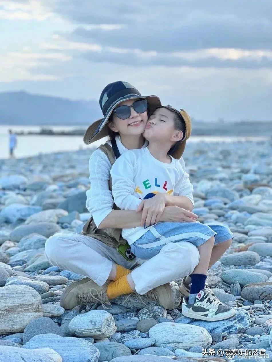 Tomboy Ella is getting more and more feminine now, and her dogs are so ...