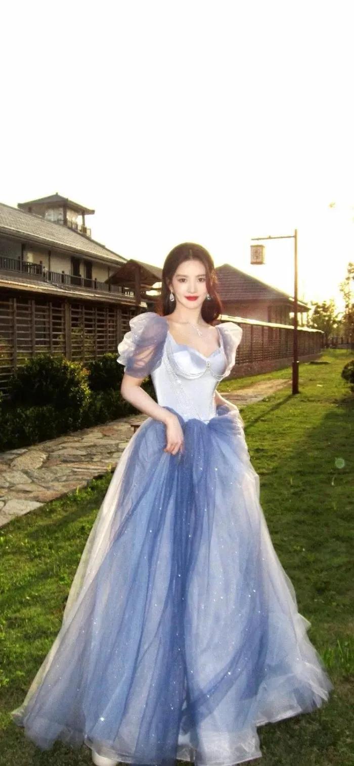 Liu Xiening wore a light blue princess gauze dress to attend Fashion ...