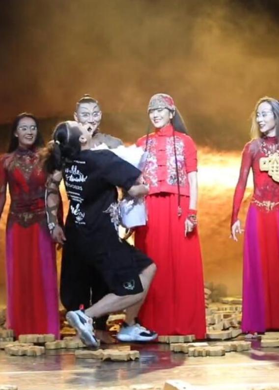 Yang Liping was knocked down by a male fan during the curtain call on ...