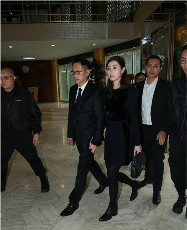 Li Jiaxin posted a group photo of the couple during the New Year ...