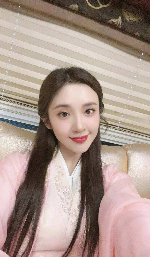 Tang Yixin takes a selfie on the set, controls the ever-changing looks ...