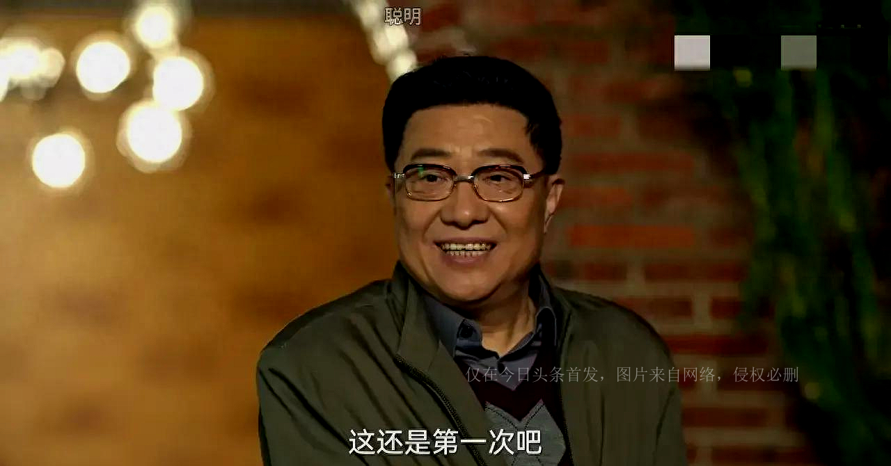 Zheng Jiabin, who plays the role of Zhao Lidong's secretary, plays a very trendy little ...