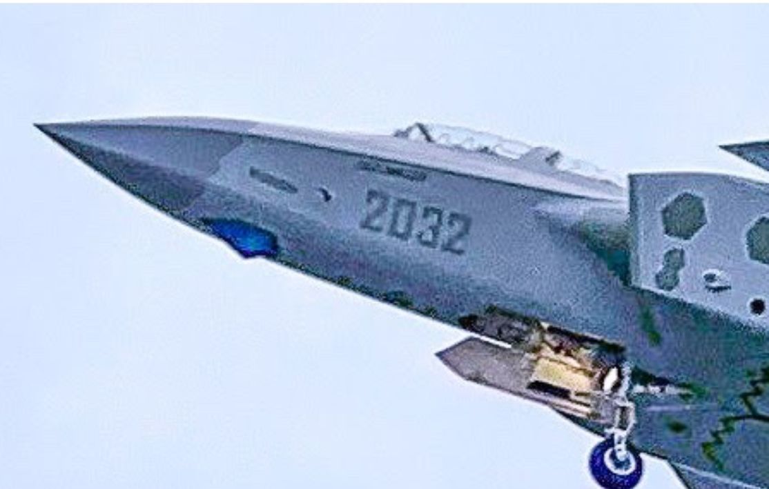 The new J-20AS fighter jet is flying!The Air Force welcomes the second ...