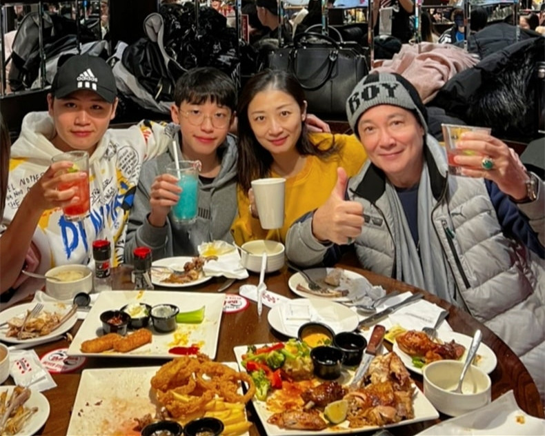 Meng Fei's family had a big meal to celebrate the New Year, the big ...