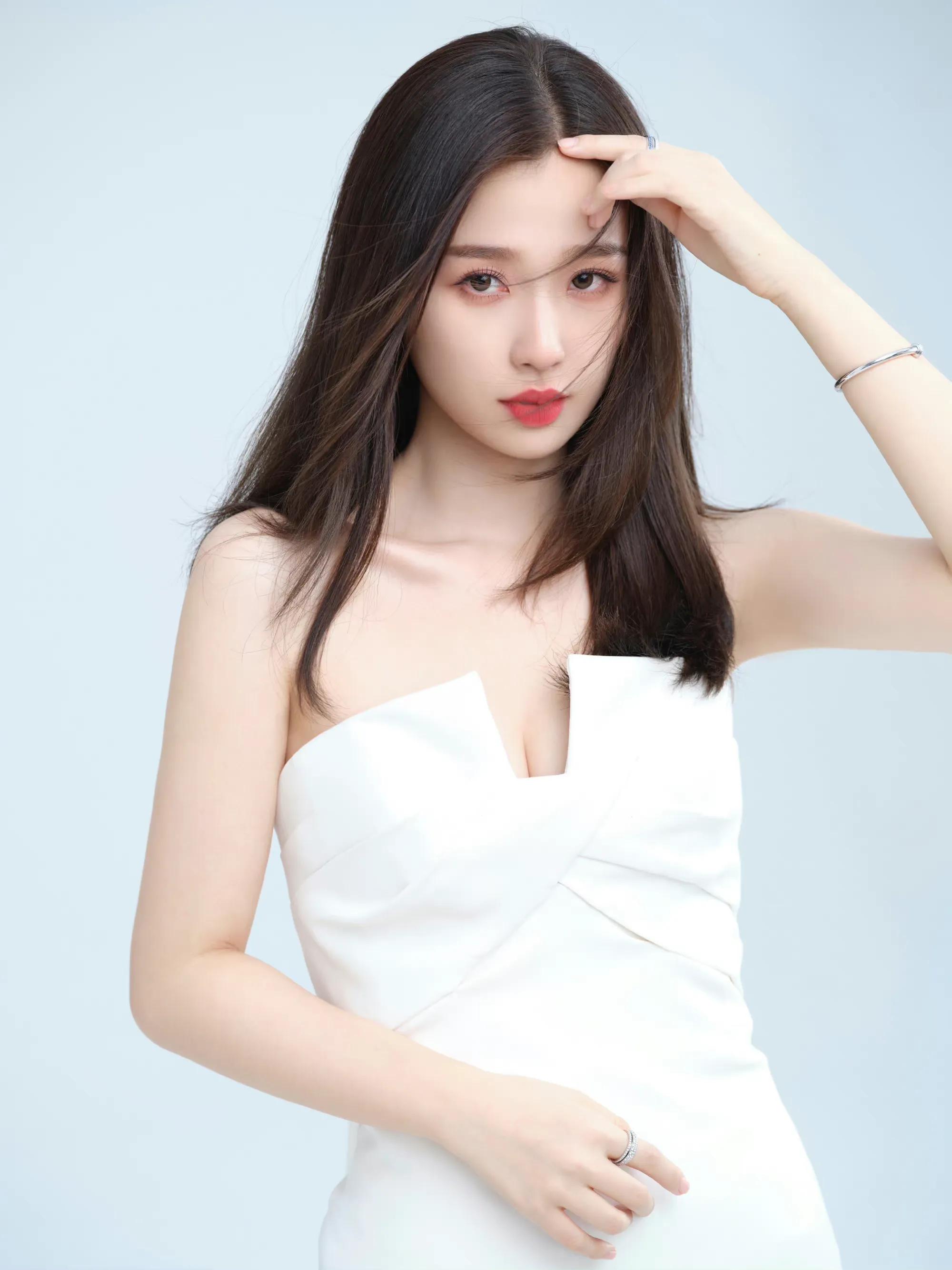 Beauty star Yu Shuxin - iNEWS