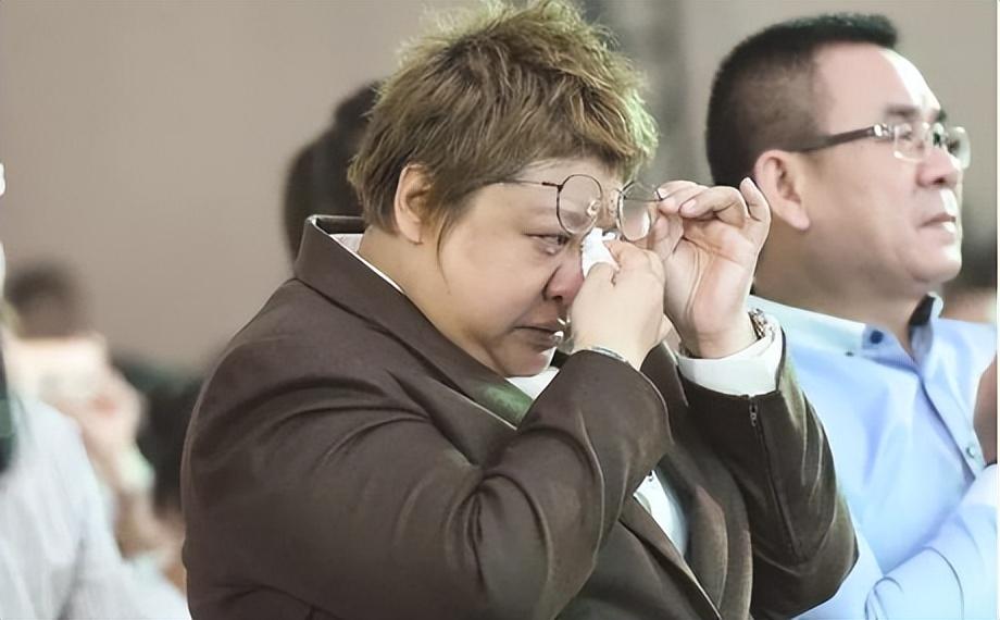 Han Hong embezzled 500 million donations and was reported with her real ...