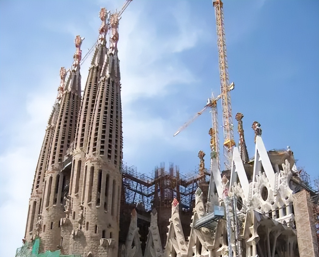 The Sagrada Familia in Barcelona: artistic style, when did it ...