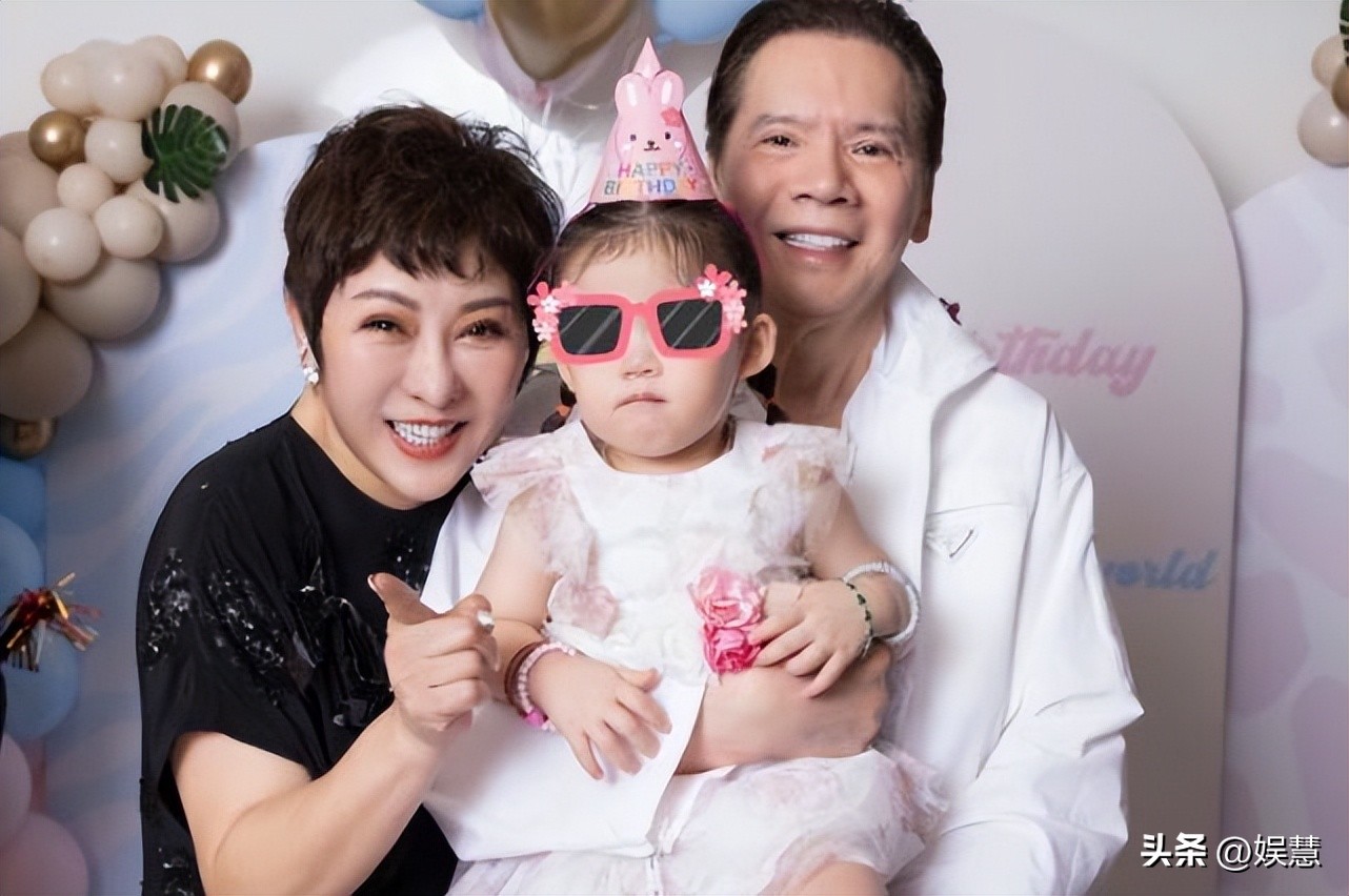 Xiang Taishang took a family photo, Guo Biting appeared for the first ...