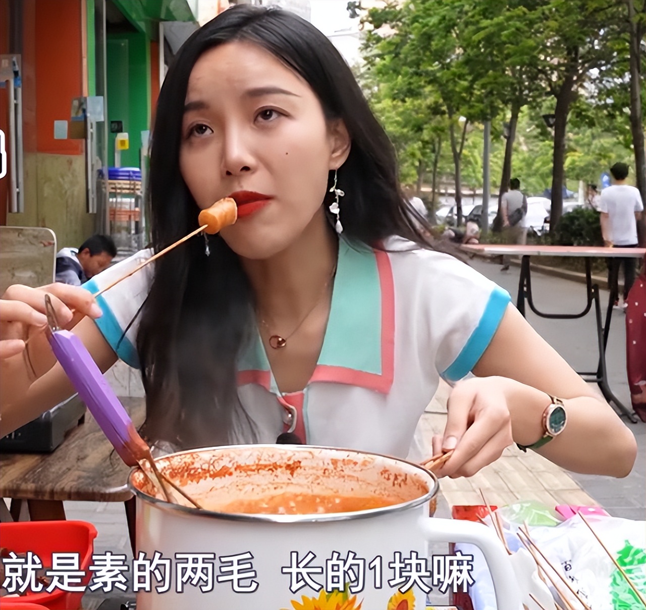 Xiaobei eats and broadcasts a good figure, although the waist is slender, but the skin is ...