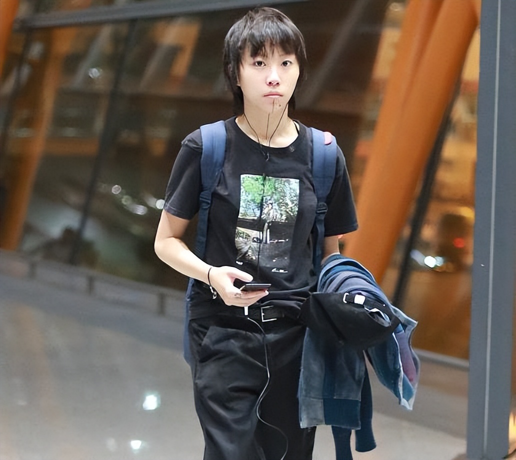 25-year-old Dou Jingtong took a selfie in front of the mirror, dressed ...