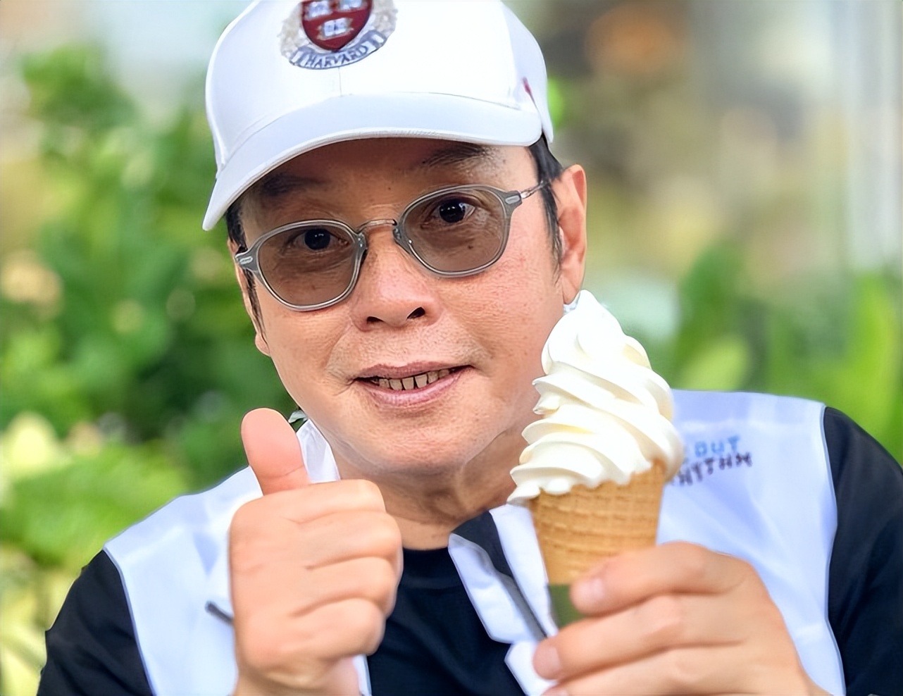 67-year-old Chow Yun-fat was met by chance!Wearing a 100 yuan shirt ...