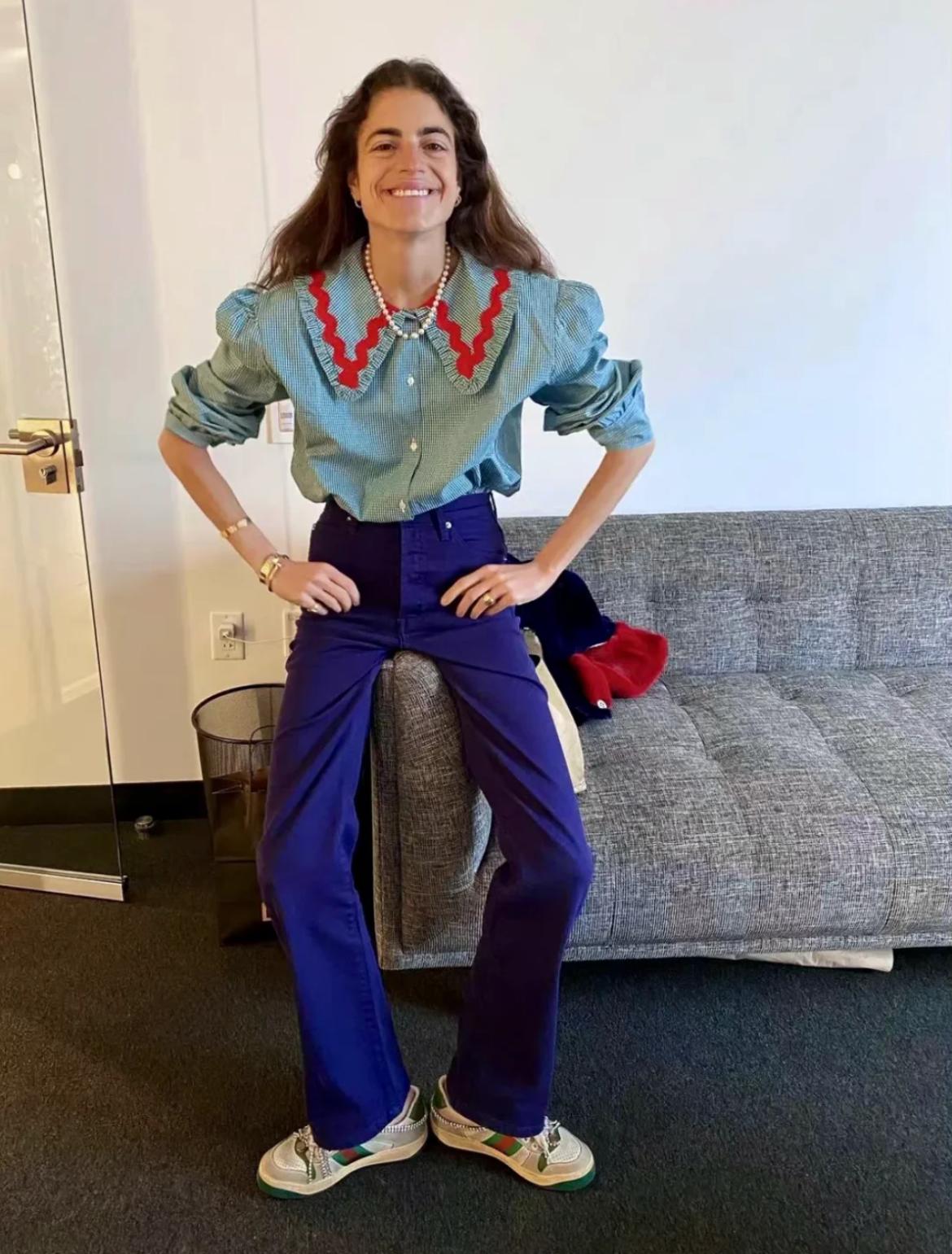 This is the ugliest blogger I've ever seen, with freckles and droopy ...