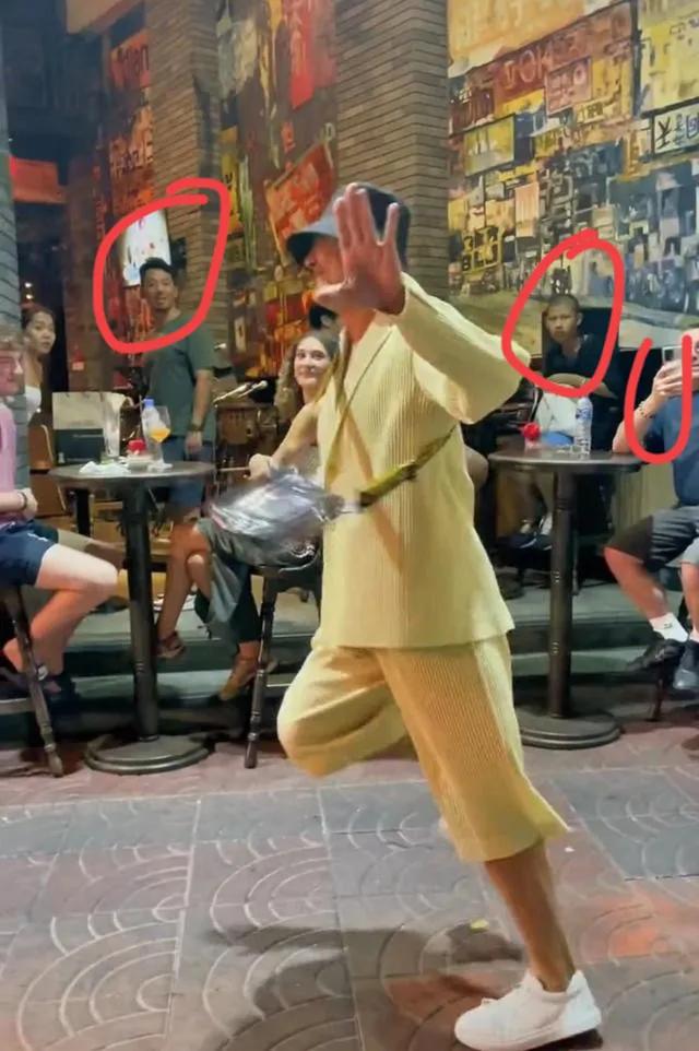 Yin Xiaotian dances hotly on the streets of Thailand, his exaggerated ...