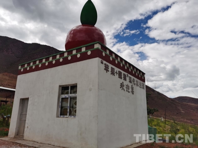 A beautiful plateau town covered by the halo of Daocheng and Litang ...