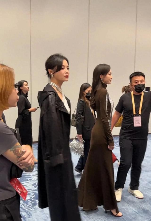 Tang Yan appeared at the Feitian Awards. Seeing Tang Yan's back, we ...