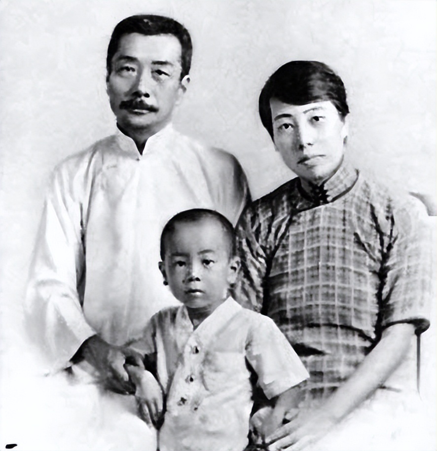 How does Xu Guangping feel about Xiao Hong?The two paragraphs of ...