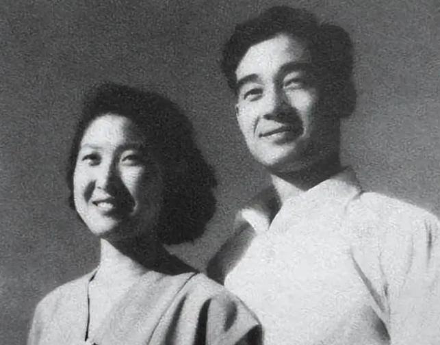 In 2009, Kong Dongmei and Chiang Kai-shek's grandson shook hands and took a group photo, bluntly ...