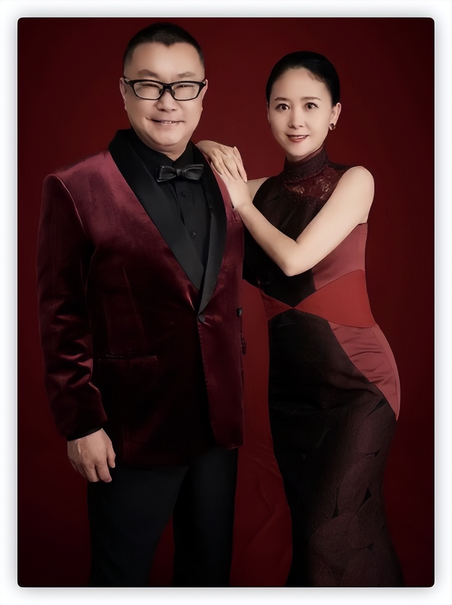 Yin Xiangjie and his beloved wife, who is 16 years younger, show their ...