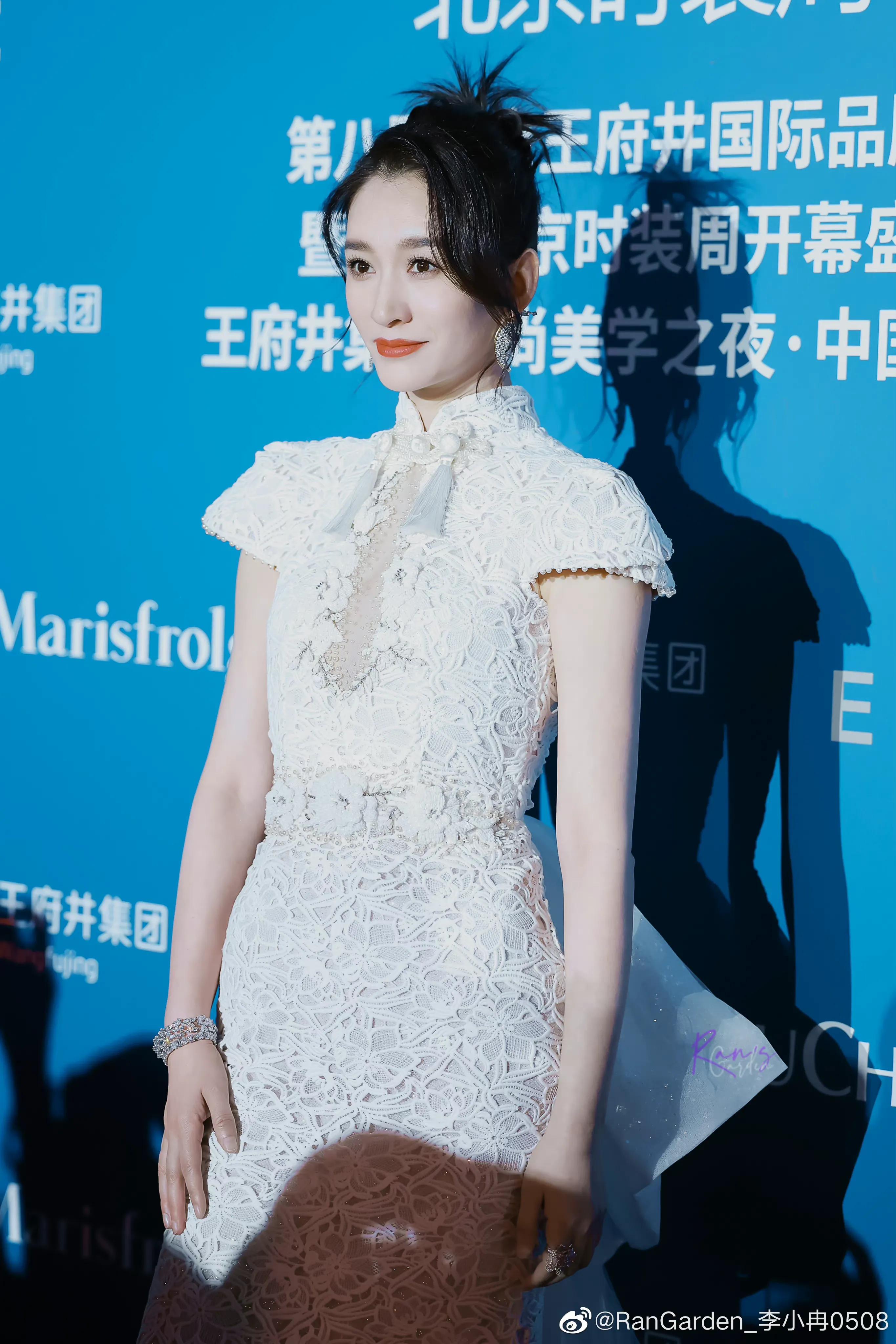 Li Xiaoran showed off her good figure at Beijing Fashion Week - iNEWS