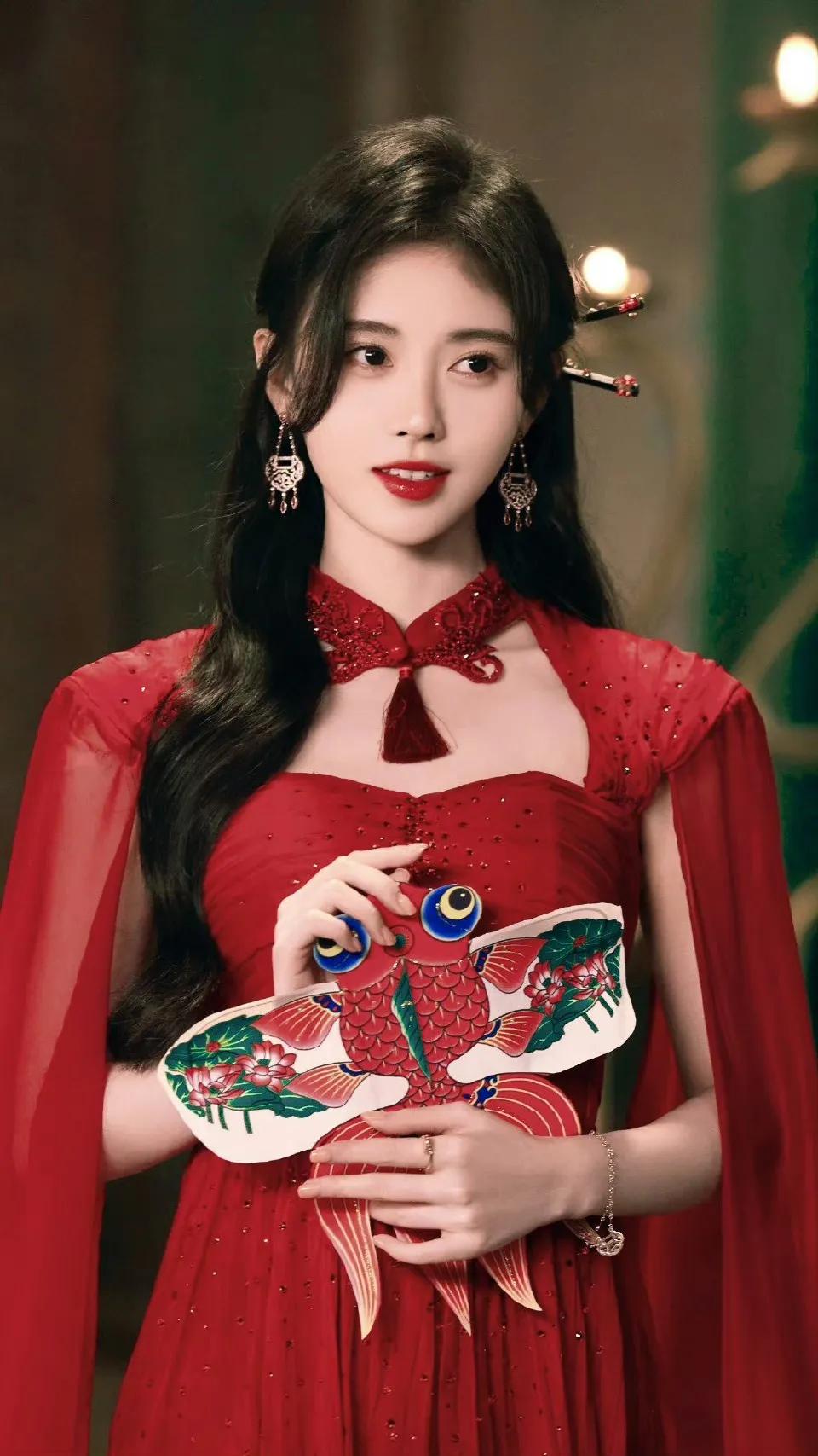 Dressed in red——Ju Jingyi - iNEWS